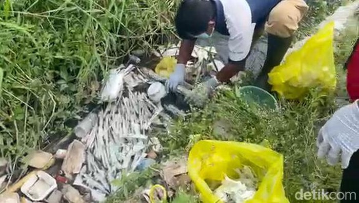 Duh! Ada Limbah Jarum Suntik di Parit Kedungkandang Kota Malang
