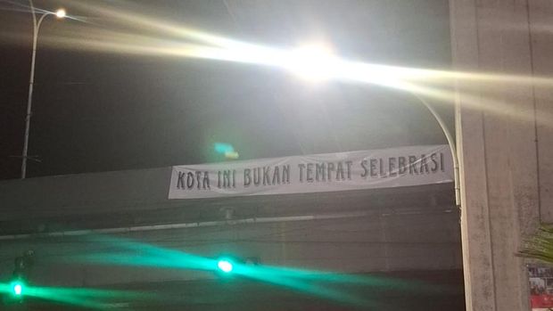 Spanduk 'Kota Ini Bukan Tempat Selebrasi' di Flyover Jelang PSM Vs Persib