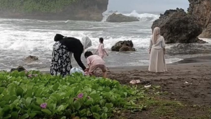 Cari Spot Foto, Wisatawan Garut Tewas Terseret Ombak Pantai Madasari