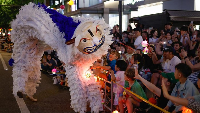 Parade Lentera Lotus Semarakkan Perayaan Waisak di Seoul