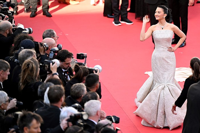 Sapto Djojokartiko Bahas Detail Gaun Raline Shah di Cannes Film ...