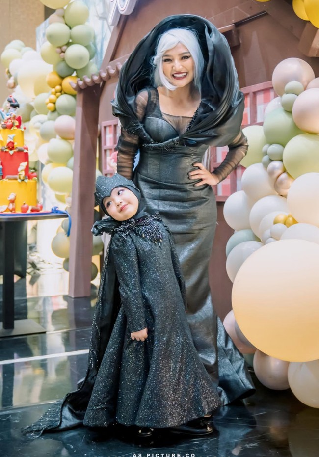 Siti Badriah Jadi Penyihir di Ultah Anak, Bergaun Hitam & Rambut Abu-abu