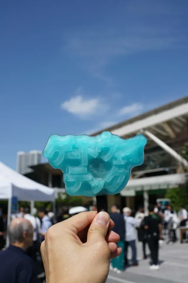 Unik Banget! Es Krim Kanji Ini Laris Manis karena Anti Meleleh