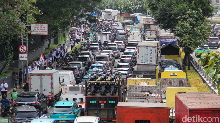 Demo Harkitnas 2026 Bikin Gatot Subroto Arah DPR Lumpuh Total
