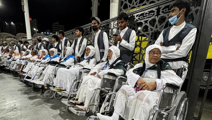 Jamaah Haji Indonesia Kini Bisa Gunakan Jasa Kursi Roda Resmi di ...