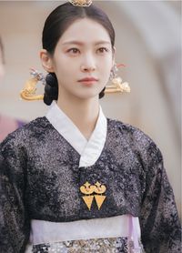 Foto: Pesona Ibu Suri 'Perfect Crown', Gong Seung Yeon Pernah Sepi Job