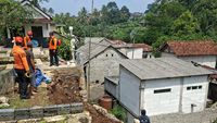Diguyur Hujan Deras, Tebing Penahan Tanah di Cimande Bogor Longsor