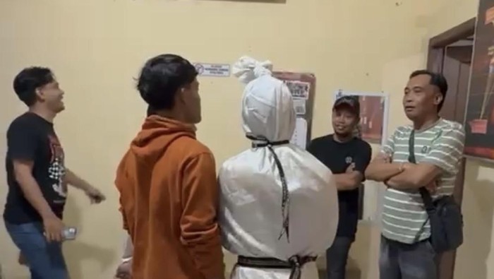 Viral Pocong Diamankan Warga Bareng Polisi di Plosoklaten Kediri