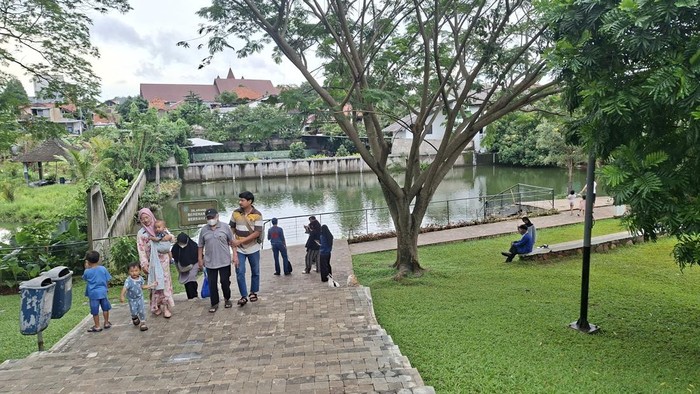 Taman Apung Jadi Oase Hijau Warga Jakarta Timur untuk Bersantai