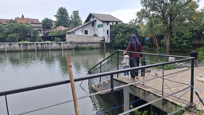Taman Apung Jadi Oase Hijau Warga Jakarta Timur untuk Bersantai