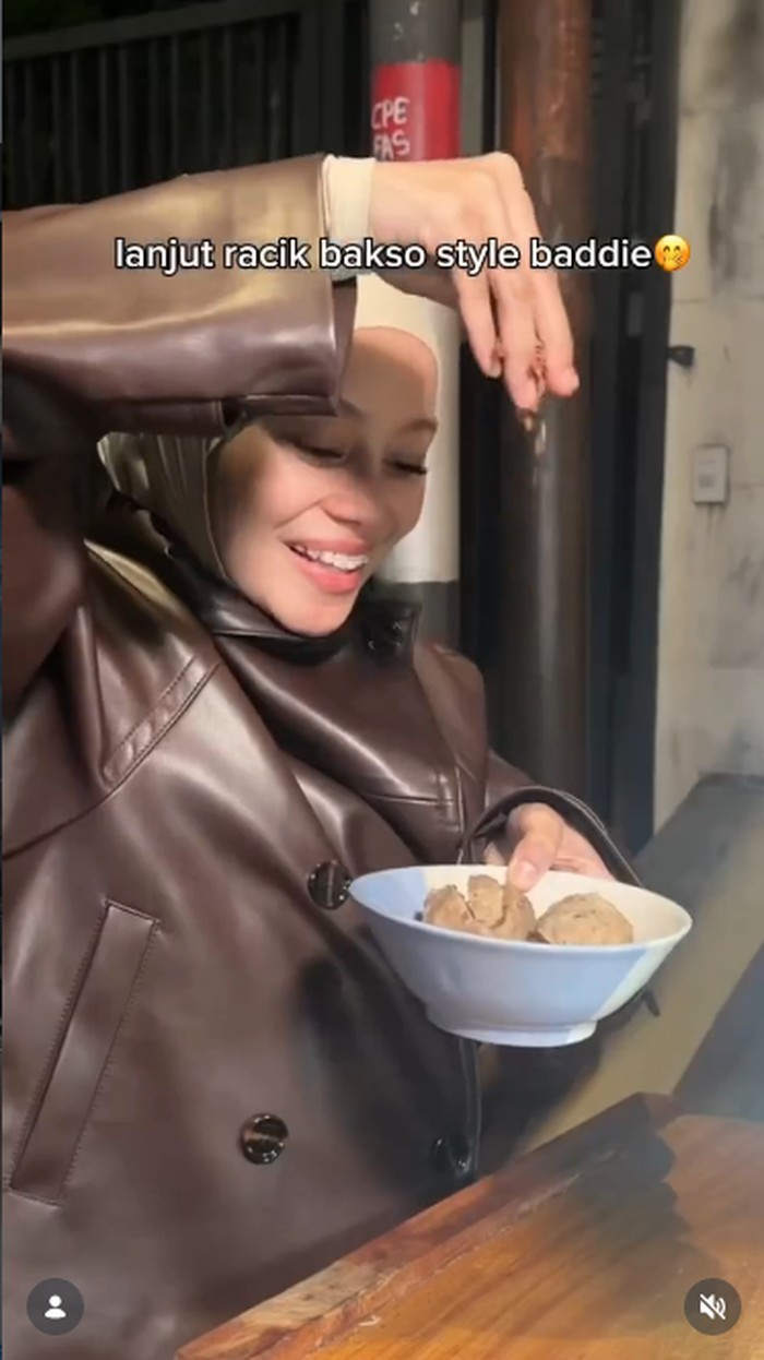 Intip Keseruan Lesti Kejora Jualan Bakso Keliling Pakai Motor