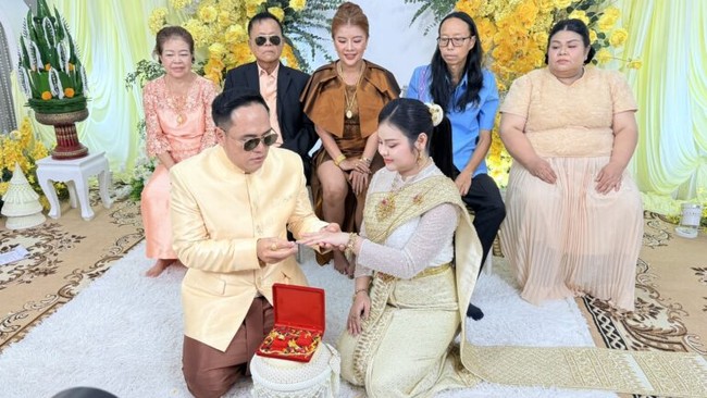 Bikin Heboh, Potret Istri Pertama Gelar Lamaran untuk Suami & Calon Madunya