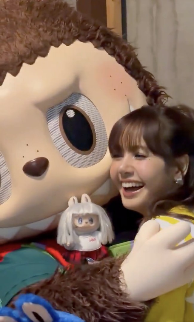 Gaya Lisa BLACKPINK Isi OST Piala Dunia 2026, Maskot Labubu Bikin Salfok