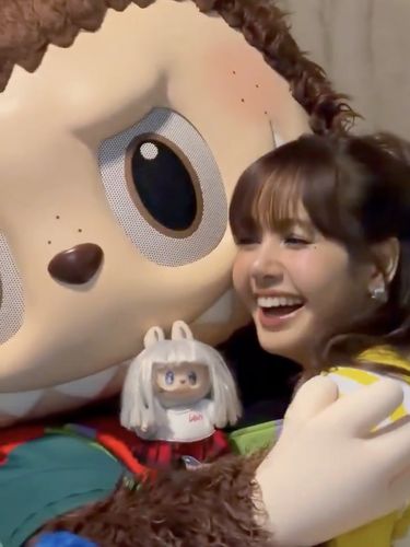 Lisa BLACKPINK dan Labubu di MV Soundtrack Piala Dunia 2026