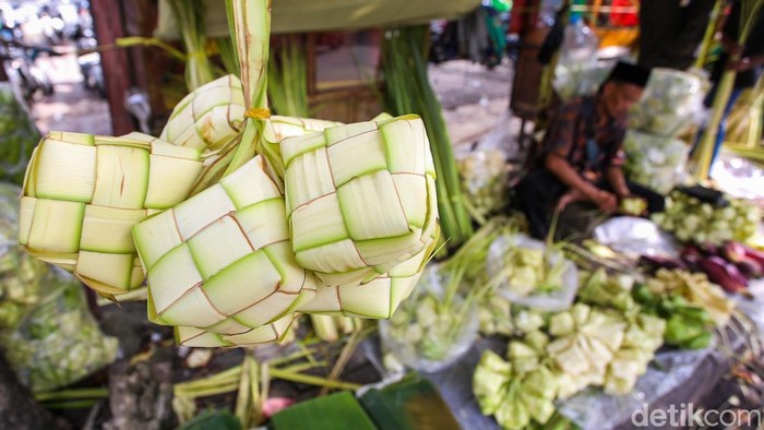 Pedagang Musiman Kulit Ketupat Ramaikan Pasar Pondok Labu