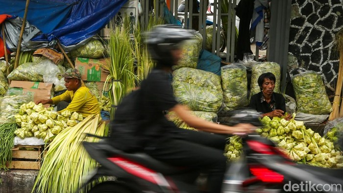 Pedagang Musiman Kulit Ketupat Ramaikan Pasar Pondok Labu
