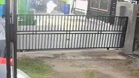 Viral 'Pocong' Lari Terbirit-birit Terekam CCTV di Depok, Polisi Cek TKP