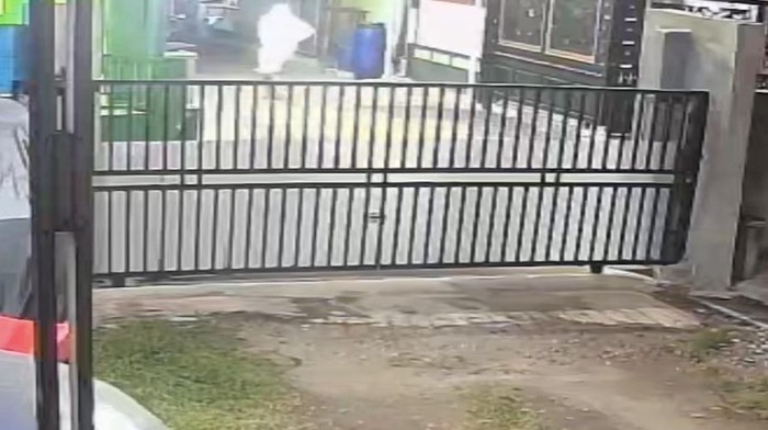 Polisi Duga 'Pocong' Lari Terbirit-birit di Depok buat Ngonten