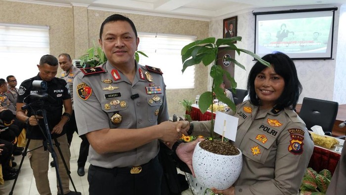 Wakapolda Riau Beri Kado Pohon ke Perwira Purnatugas, Sampaikan Pesan ...
