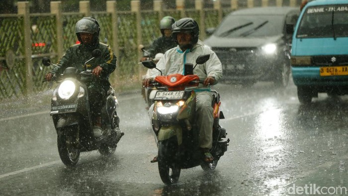 APD Kembali Digunakan, Kini untuk Terjang Hujan