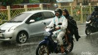 APD Kembali Digunakan, Kini untuk Terjang Hujan