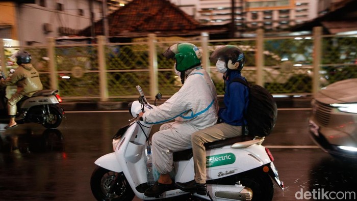 APD Kembali Digunakan, Kini untuk Terjang Hujan