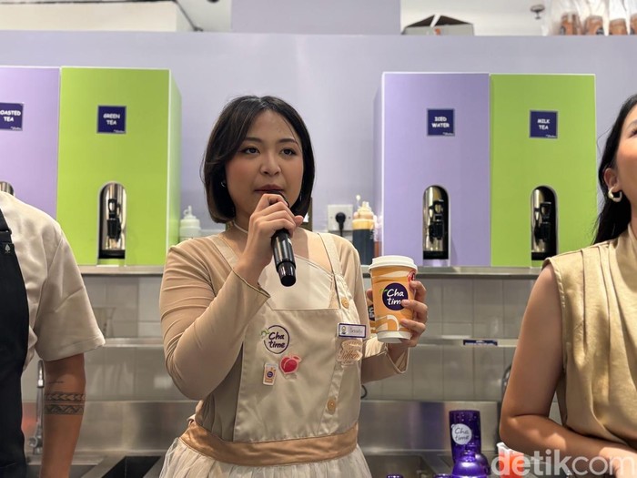 Lucunya Bernadya saat Racik Milk Tea Sendiri di Gerai Minuman Ini