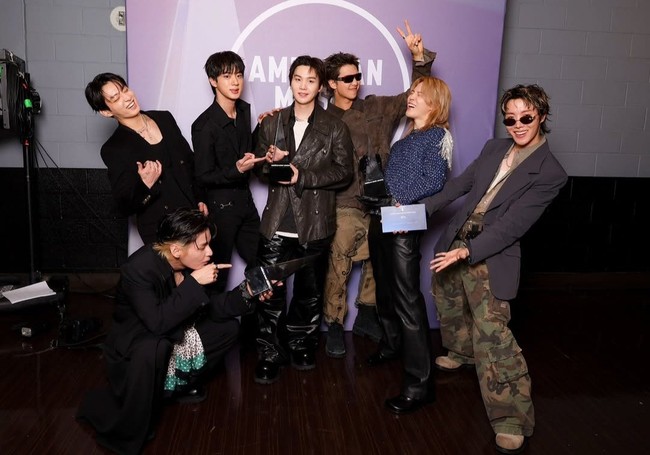Gantengnya BTS Raih Piala Artist of the Year di American Music Awards 2026