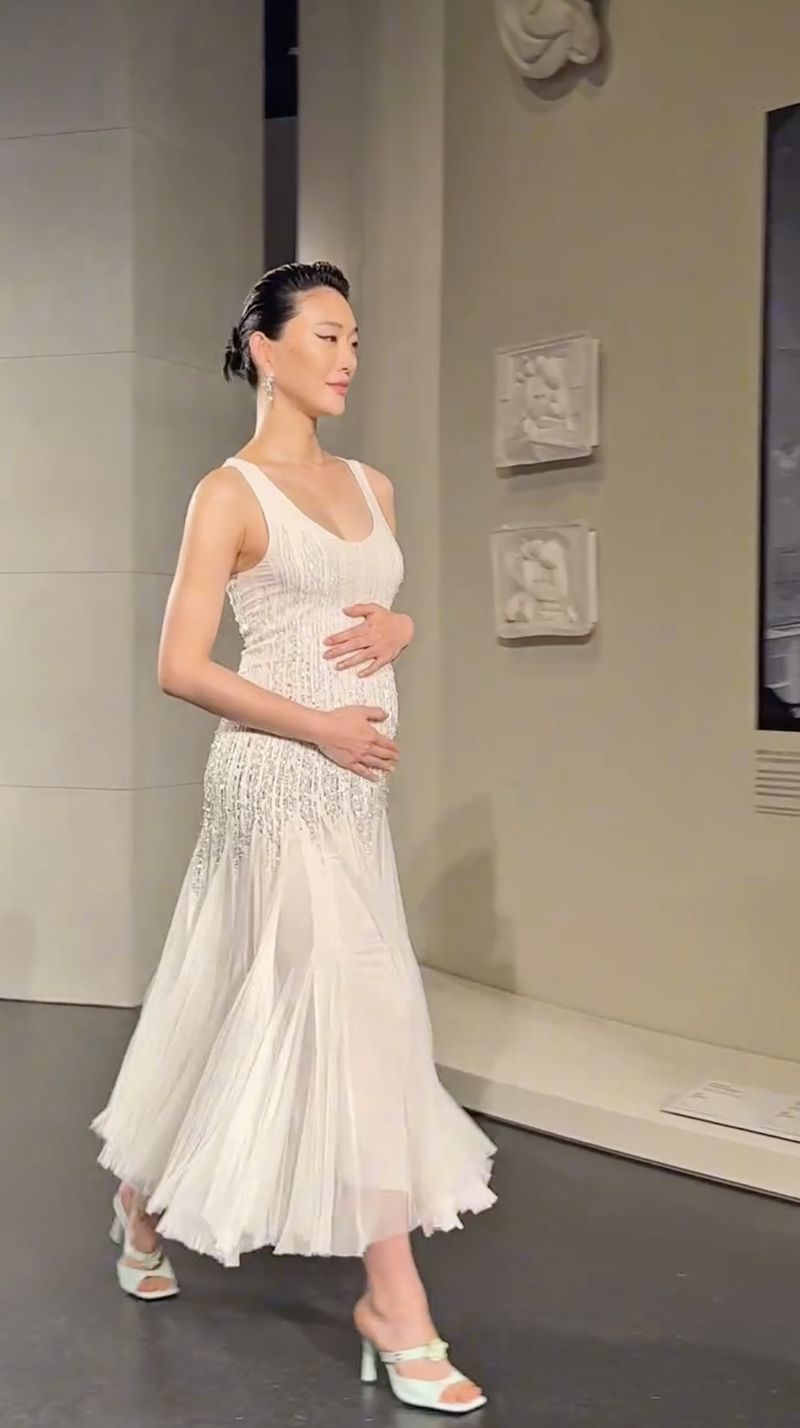 Model Korea Pamer Baby Bump di Runway Chanel, Agensi Konfirmasi ...