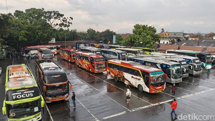 Bus Pilih Bertahan di Tengah Kebijakan Suntik Mati Terminal Cicaheum