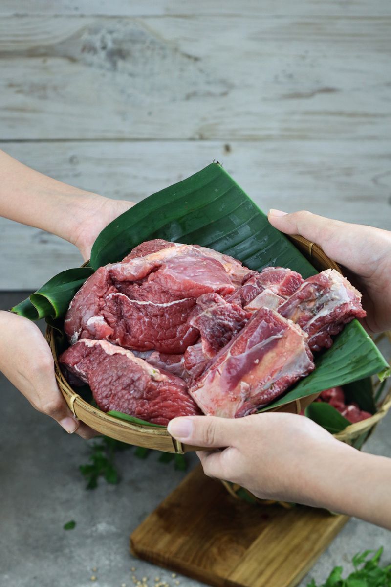 Profesor UI Ingatkan Bahaya Kantong Plastik Hitam untuk Daging Kurban