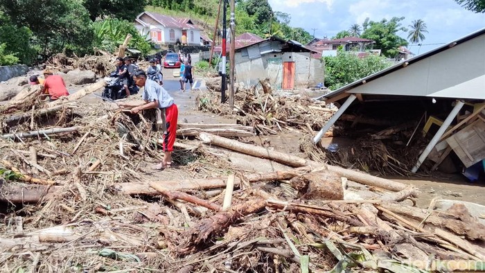 Momen Idul Adha, 786 Warga Terdampak Banjir-Longsor di 2 Kabupaten ...