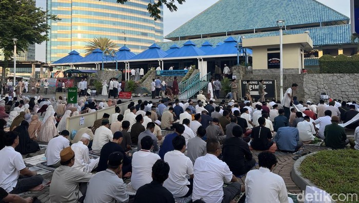 Jemaah Salat Idul Adha Padati Masjid Raya Pondok Indah, Saf Sampai ke Luar