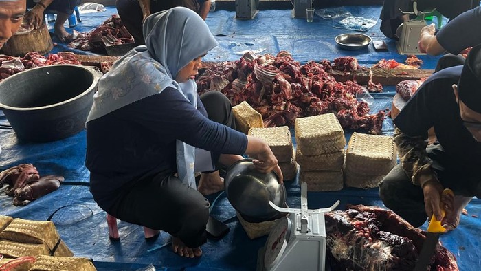 Masjid Al Azhar Pakai Besek Bambu, Distribusi Daging Kurban Delivery Order