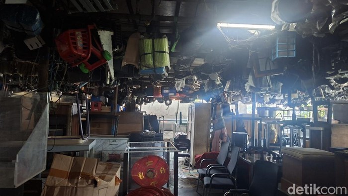 Menjelajah Lorong Barang Jadul di Mall Rongsok Depok