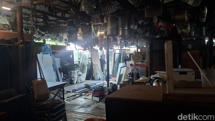 Menjelajah Lorong Barang Jadul di Mall Rongsok Depok