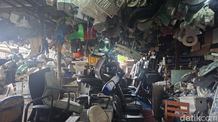 Menjelajah Lorong Barang Jadul di Mall Rongsok Depok