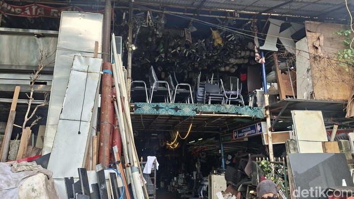 Menjelajah Lorong Barang Jadul di Mall Rongsok Depok