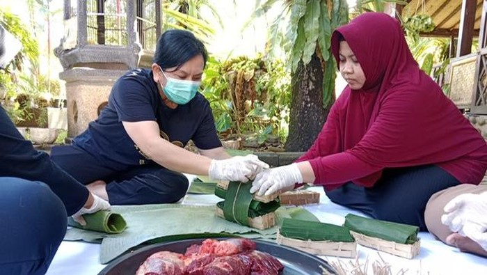Kurangi Plastik, Pemkab Banyuwangi Bagikan Daging Kurban dengan Besek