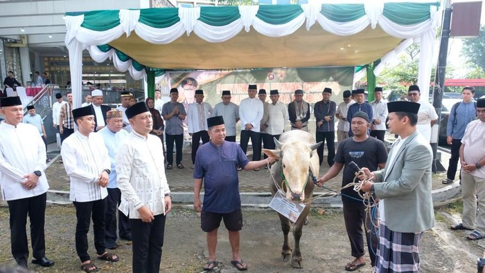 Polda Kalbar Tebar 147 Hewan Kurban, Salurkan ke Ponpes-Masjid