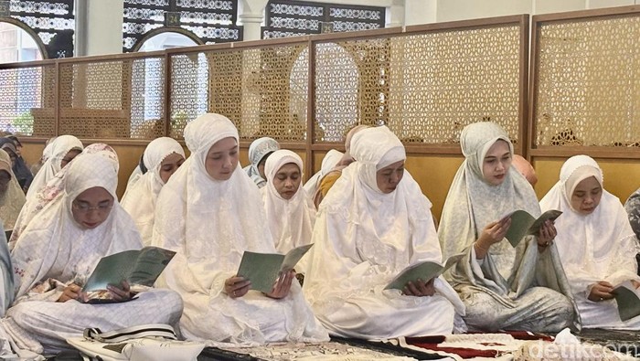 Ribuan Jemaah Salat Idul Adha di Masjid Al Akbar Surabaya