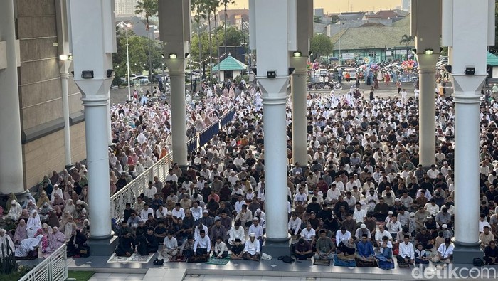 Ribuan Jemaah Salat Idul Adha di Masjid Al Akbar Surabaya