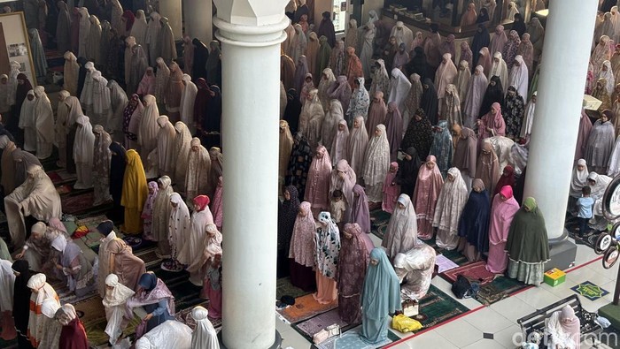 Ribuan Jemaah Salat Idul Adha di Masjid Al Akbar Surabaya