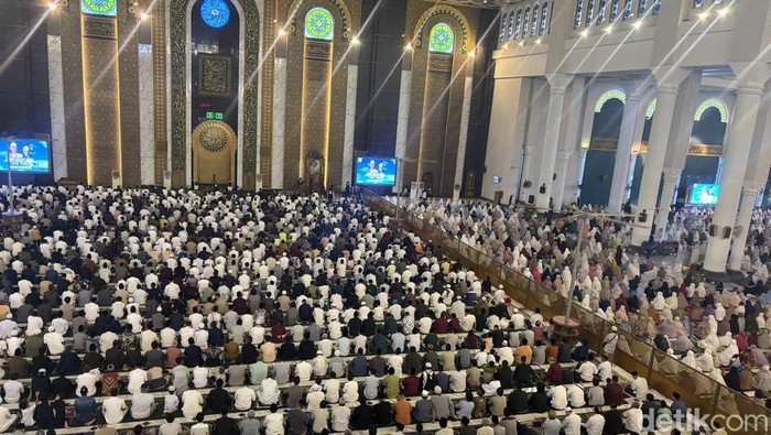 Ribuan Jemaah Salat Idul Adha di Masjid Al Akbar Surabaya