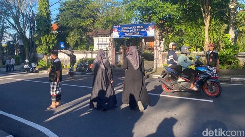 Kala Pecalang Jaga Umat Salat Idul Adha di Tanah Aron Karangasem