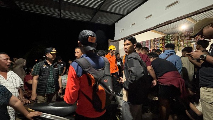 Wisatawan di Sungai Usa Bone Mendadak Diterjang Air Bah, 17 Orang ...