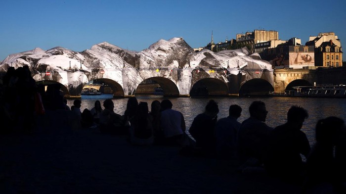 Instalasi Seni JR Sulap Pont Neuf Jadi Gua Raksasa