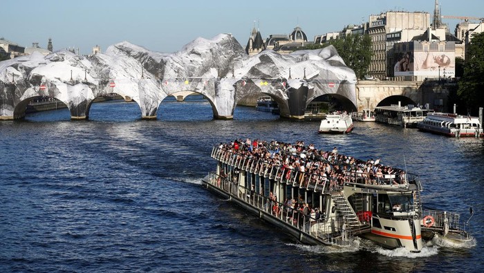 Instalasi Seni JR Sulap Pont Neuf Jadi Gua Raksasa