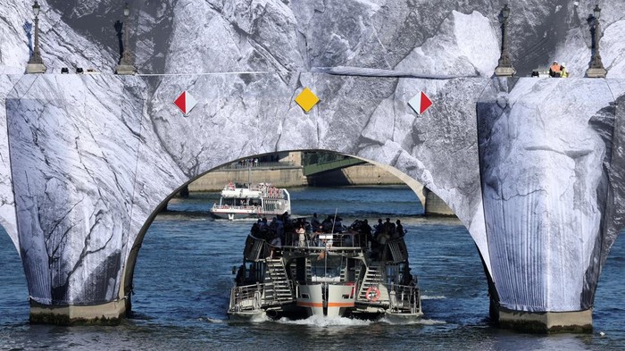 Instalasi Seni JR Sulap Pont Neuf Jadi Gua Raksasa