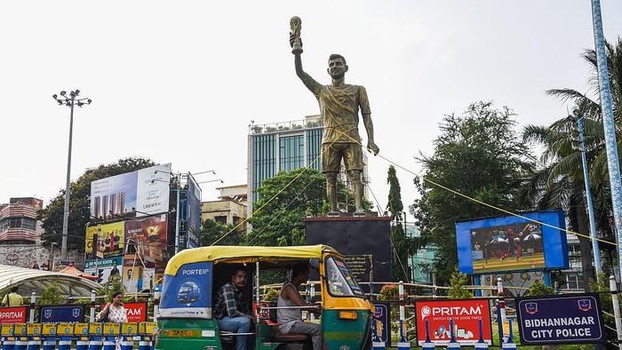 Patung Messi di India Diikat Tali usai Goyang Tertiup Angin, Bakal ...